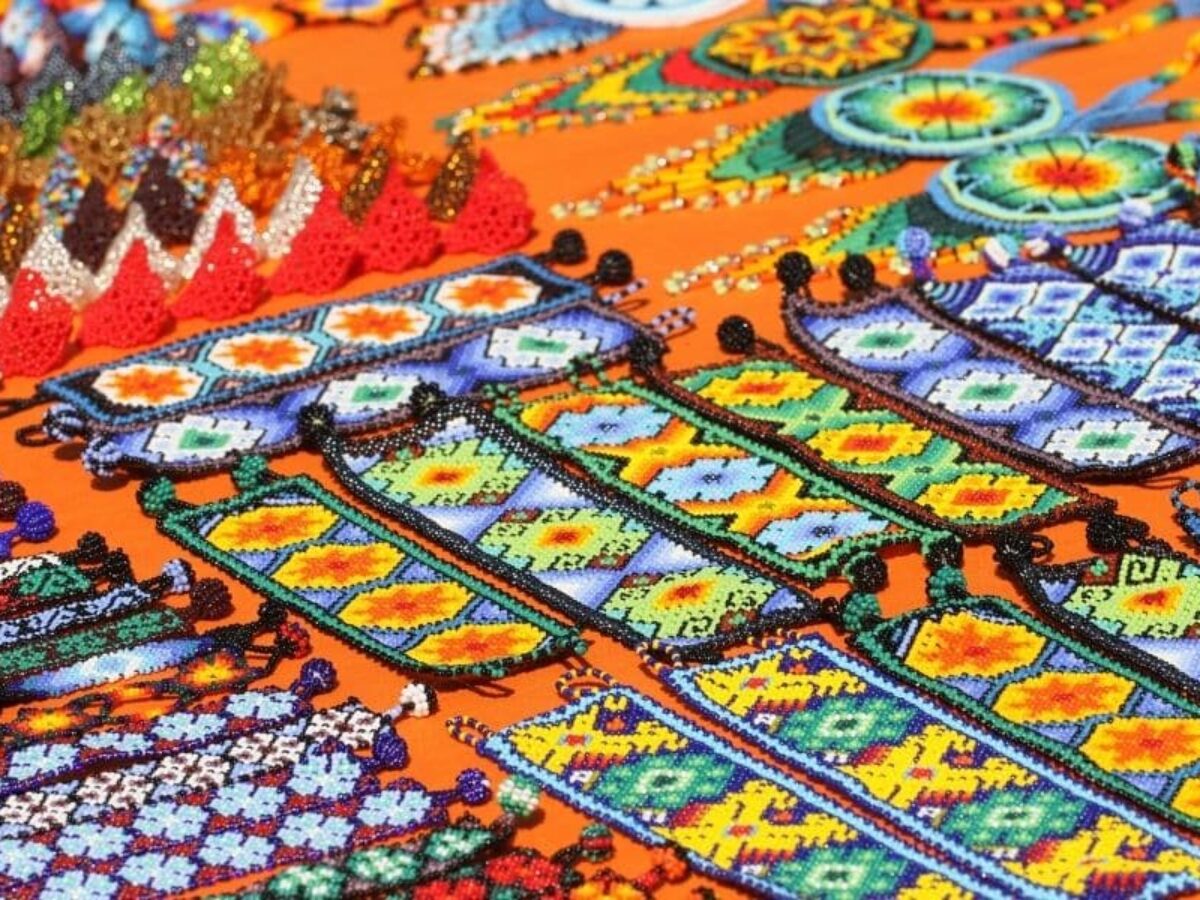 Descubre la fascinante historia y significado del arte huichol: ¿De ...