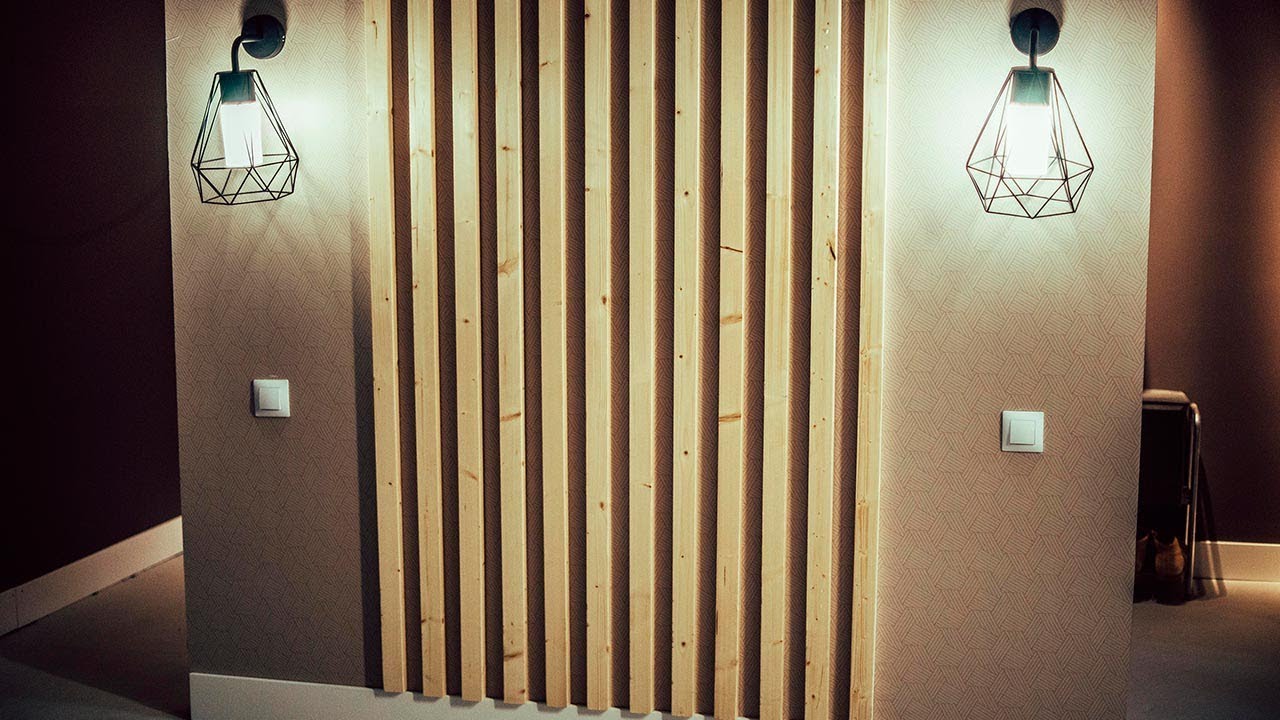 Listones de madera en la pared: 5 pasos fáciles para decorar con estilo